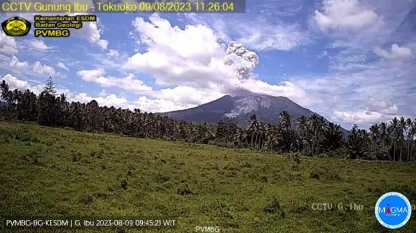 Gunung Ibu Erupsi, Tinggi Kolom Abu 1.000 Meter Gunung Ibu Erupsi, Tinggi Kolom Abu 1.000 Meter