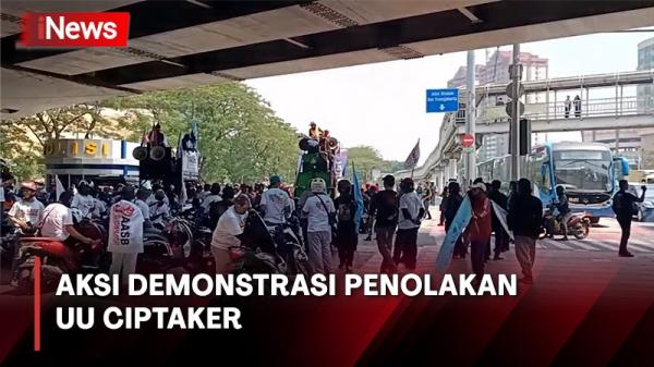 Penampakan Ribuan Buruh Long March dari Perempatan Cempaka Putih Penampakan Ribuan Buruh Long March dari Perempatan Cempaka Putih