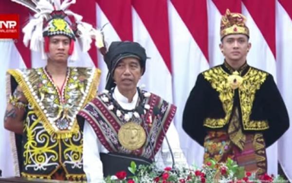 Presiden Jokowi Pakai Baju Adat Tanimbar Maluku Istana Ada Pesan