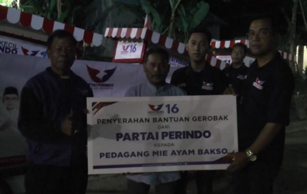 Pedagang Bakso di Kendal Semringah Dapat Gerobak Gratis dari Partai Perindo Pedagang Bakso di Kendal Semringah Dapat Gerobak Gratis dari Partai Perindo