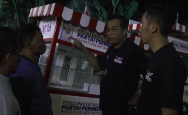 Rayakan HUT ke-78 RI, Partai Perindo Bagikan Gerobak ke Pelaku UMKM di ... Rayakan HUT ke-78 RI, Partai Perindo Bagikan Gerobak ke Pelaku UMKM di ...