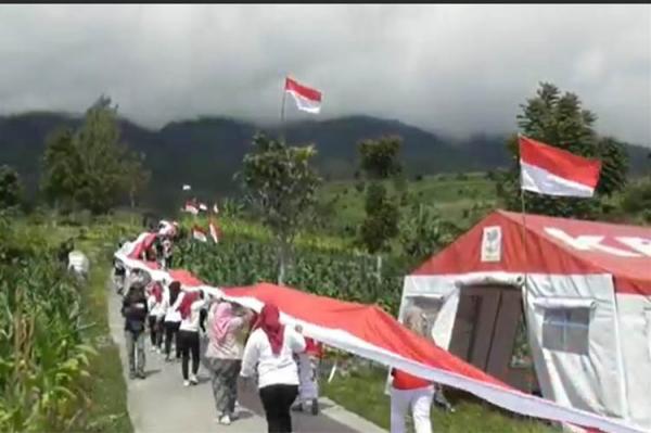 Peringati HUT Ke-78 Kemerdekaan RI, Warga Temanggung Bentangkan Bendera Sepanjang 1 Km