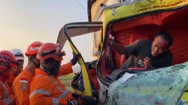 Kecelakaan Hari Ini di Kulonprogo, 2 Truk Adu Banteng, Evakuasi Sopir Terjepit Dramatis