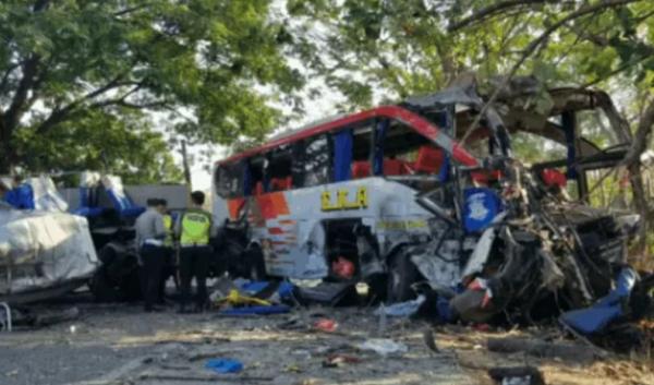 Kecelakaan Maut di Ngawi, 2 Bus Tabrakan Adu Banteng, 3 Orang Tewas