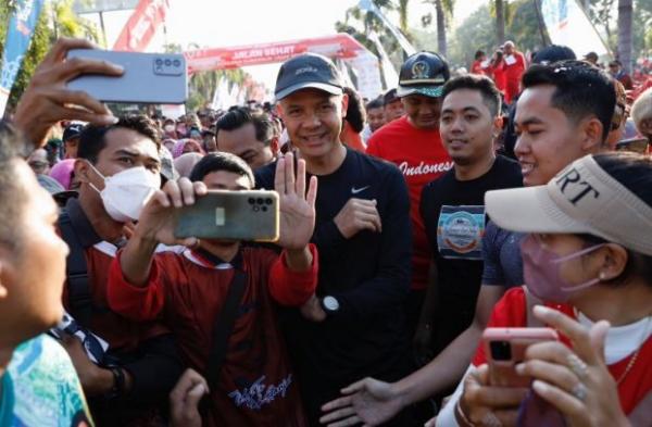 Ketika Ribuan Warga Klaten Ramai-Ramai Pakai Kaus Thanks to Pak Ganjar Ketika Ribuan Warga Klaten Ramai-Ramai Pakai Kaus Thanks to Pak Ganjar