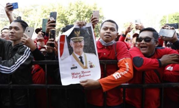 Ketika Ribuan Warga Klaten Ramai-Ramai Pakai Kaus Thanks to Pak Ganjar Ketika Ribuan Warga Klaten Ramai-Ramai Pakai Kaus Thanks to Pak Ganjar