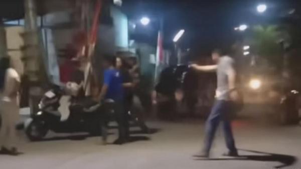 Viral Aksi Pria Mabuk Todongkan Pistol ke Kerumunan Warga di Semarang