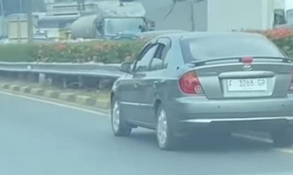 Viral Mobil Ugal-ugalan di Tol hingga Serempet Pembatas Jalan, Ternyata Dikemudikan Lansia