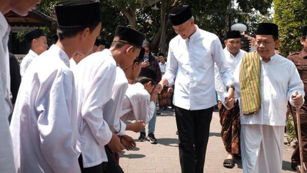 Ganjar Sowan ke Mbah Munif: Saya Pamit sekaligus Nyuwun Doa untuk Melanjutkan Tugas Berikutnya