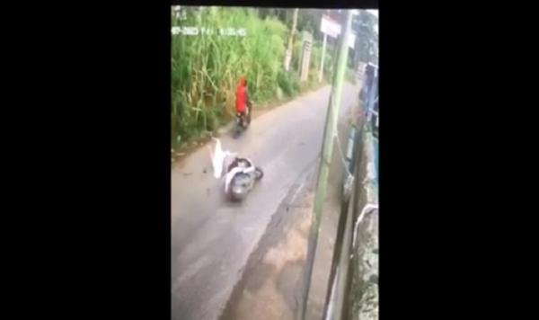 Detik-Detik 2 Gadis Pengendara Motor di Lombok Barat Dibegal hingga Jatuh Detik-Detik 2 Gadis Pengendara Motor di Lombok Barat Dibegal hingga Jatuh