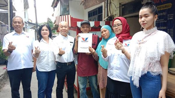 Serahkan Gerobak ke Pedagang, Djoni Toat: Partai Perindo Komitmen Bantu ... Serahkan Gerobak ke Pedagang, Djoni Toat: Partai Perindo Komitmen Bantu ...