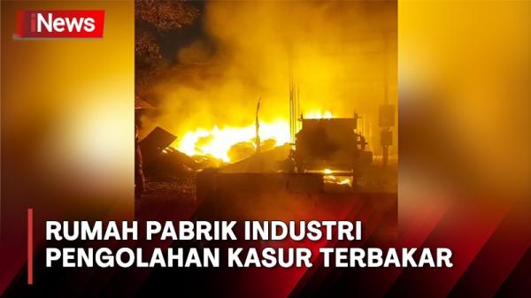 Kebakaran Ludeskan Rumah Pabrik Industri Pengolahan Kasur Lantai di Paku Haji Tangerang