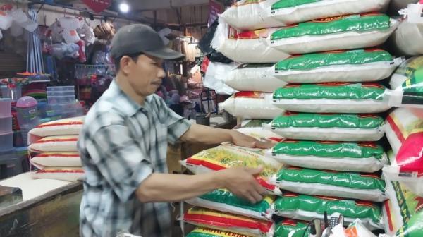 Pedagang Beras di Pasar Ciracas Ngeluh Harga Beras Melambung: Ini ...