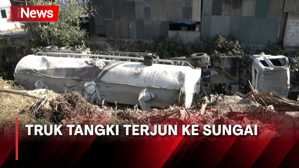 Truk Tangki Muatan 60 Ton Semen Terguling dan Terjun ke Sungai di Maros