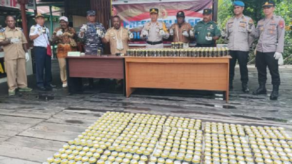 Ribuan Kaleng Bir Hitam Dimusnahkan di Agats Papua Selatan
