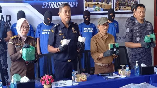 BNN Jabar Sita 8,2 Kg Sabu asal Vietnam dan Tangkap 5 Kurir dari Aceh dan Riau