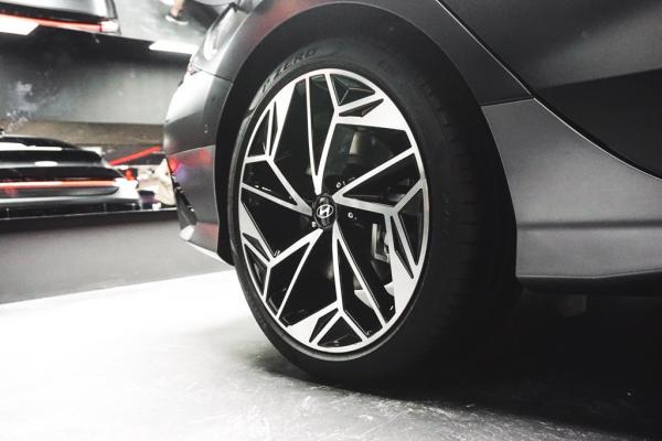 Waspada! Ini 3 Ciri Ban Mobil Bocor Halus