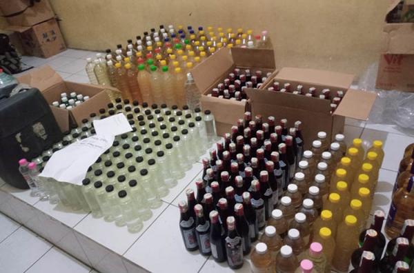 Polisi Sita 529 Botol Miras Hasil Razia Pekat di Cirebon
