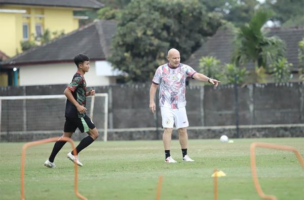 Pelatih PSS Sleman Bertrand Crasson Berambisi Curi Poin di Kandang Persib Bandung