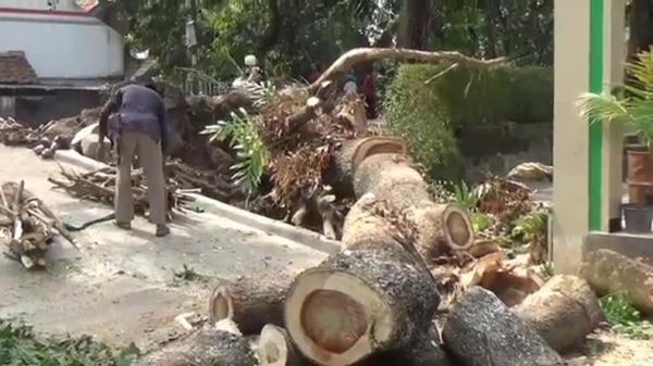 Hujan Deras Disertai Angin Kencang Terjang 2 Desa di Kuningan, Sejumlah Rumah Rusak