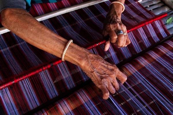 Potret Membuat Kain Tenun Pakaian Adat Khas Suku Buton