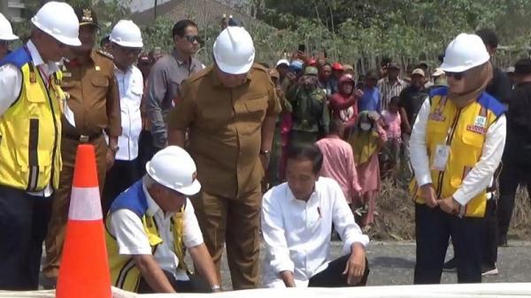 Jokowi Cek Perbaikan Jalan Rusak yang Viral di Lampung Tengah: Sekarang Sudah Mulus