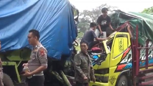 Kecelakaan di Bengkulu, 2 Truk Adu Banteng, 1 Orang Tewas