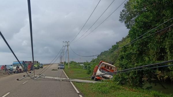 Kecelakaan Truk Tabrak Tiang Listrik hingga Roboh di Kolaka Utara, 10 Kecamatan Padam