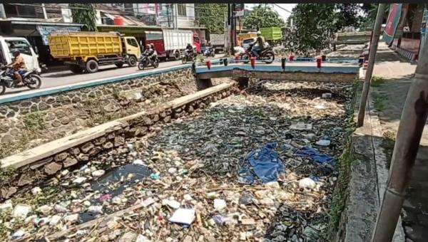 Sungai Aji Kendal Dipenuhi Tumpukan Sampah, Aliran Air Tersumbat