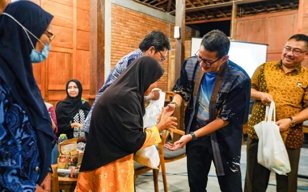 Temui UMKM, Sandiaga Uno Kenalkan Ekonomi Hijau hingga Beri Pelatihan Wirausaha