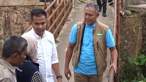 Pj Gubernur Jabar Tinjau Lokasi Longsor di Pasirlayung, Minta Pemkot Tertibkan Bangunan di Tepi ...