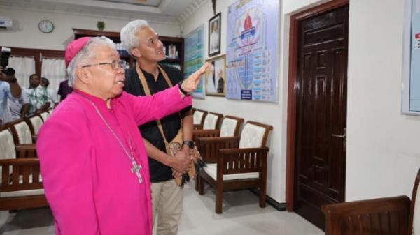 Momen Keakraban Ganjar dengan Uskup Agung Merauke Momen Keakraban Ganjar dengan Uskup Agung Merauke