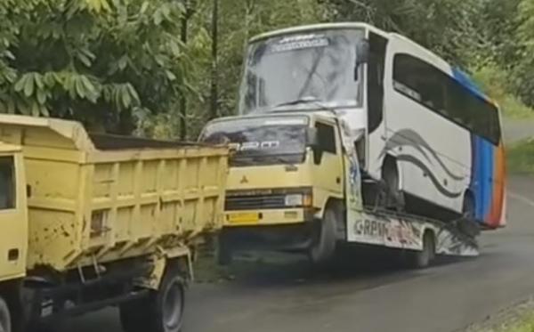 Viral Truk Gendong Bus Diderek Dump Truck, Nekat Lewati Tanjakan