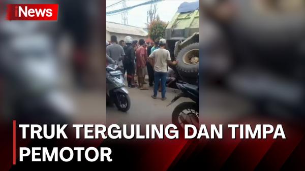 Truk Terperosok dan Terguling hingga Timpa Pemotor di Legok