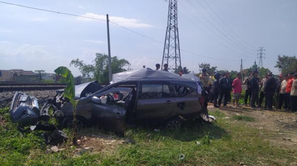 Korban Tewas Kecelakaan Maut Minibus Tertabrak Kereta Feeder di ... Korban Tewas Kecelakaan Maut Minibus Tertabrak Kereta Feeder di ...