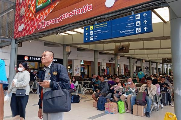Suasana Ramai Stasiun Pasar Senen Jelang Libur Natal dan Tahun Baru 2024