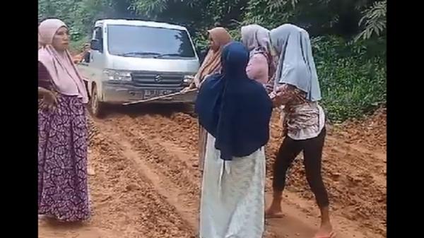 Viral Emak-Emak hendak Kondangan Tarik Pikap gegara Jalan Rusak di Solok Selatan