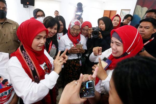 Siti Atikoh Gunakan Bahasa Isyarat Berbincang dengan Disabilitas Siti Atikoh Gunakan Bahasa Isyarat Berbincang dengan Disabilitas