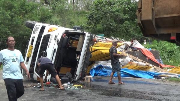 Kecelakaan di Jalinsum, Truk Roda 22 Terguling hingga Tutup Jalan
