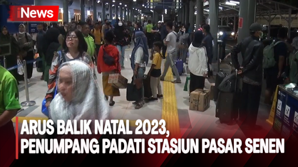 Penumpang Padati Stasiun Pasar Senen di Puncak Arus Balik Natal 2023