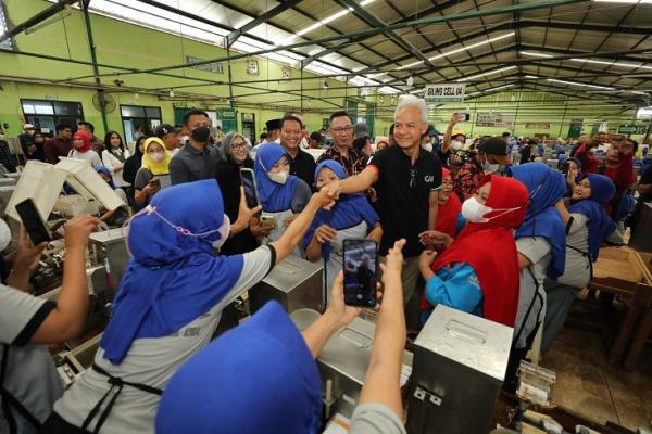 1.600 Karyawan Sambut Ganjar Pranowo di Pabrik Linting Rokok Kendal