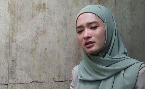 Inara Rusli Posting Foto Diduga Lepas Hijab, Netizen Nyinyir: Leher Kelihatan