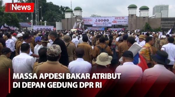 Unjuk Rasa di Depan Gedung DPR RI, Massa Apdesi Bakar Atribut
