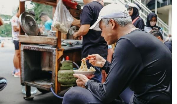 Ganjar Pranowo Santap Mie Ayam Gerobak Jelang Debat Terakhir, Netizen Kagum Ganjar Pranowo Santap Mie Ayam Gerobak Jelang Debat Terakhir, Netizen Kagum