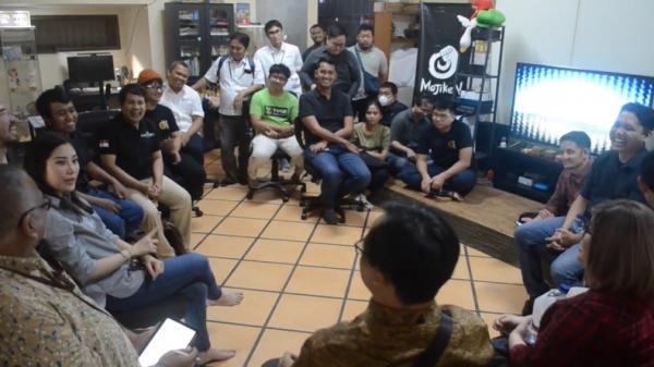 Wamenparekraf Angela Tanoesoedibjo Kunjungi Rumah Produksi Game di Surabaya Wamenparekraf Angela Tanoesoedibjo Kunjungi Rumah Produksi Game di Surabaya