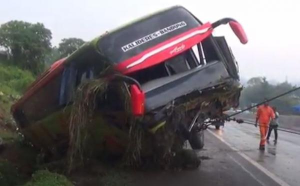 Kronologi Bus Arimbi Terguling usai Tabrak Tebing di Tol Cipularang