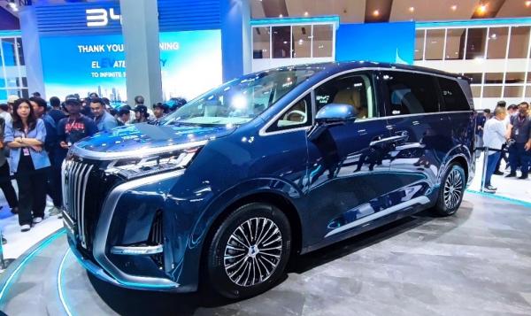 BYD Boyong Calon Lawan Toyota Alphard, MPV Mewah Bermesin Listrik Denza D9