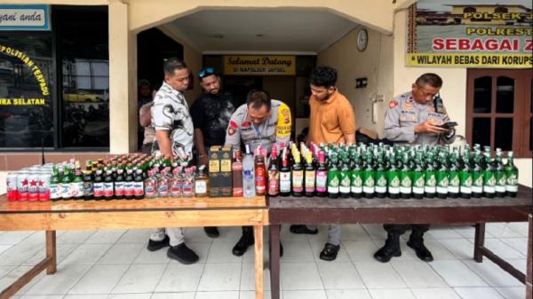 Gerebek Kawasan Entrop, Polisi Sita Ratusan Botol Miras Ilegal Berbagai Merek