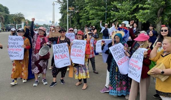 Demo Bawaslu, Emak-Emak GKR Desak DPR Gulirkan Hak Angket Pemilu 2024