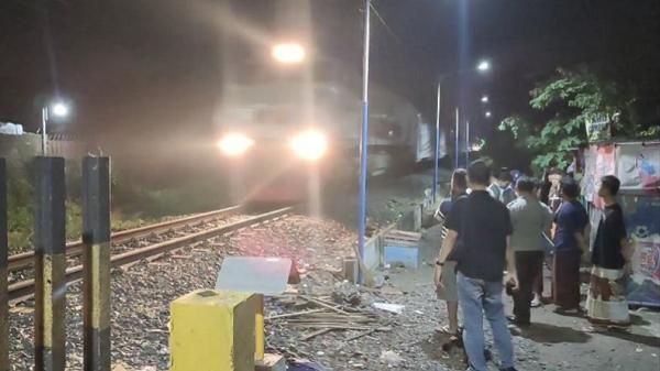 Kecelakaan Kereta Tabrak Pemotor di Kediri, 1 Orang Luka Berat Kecelakaan Kereta Tabrak Pemotor di Kediri, 1 Orang Luka Berat
